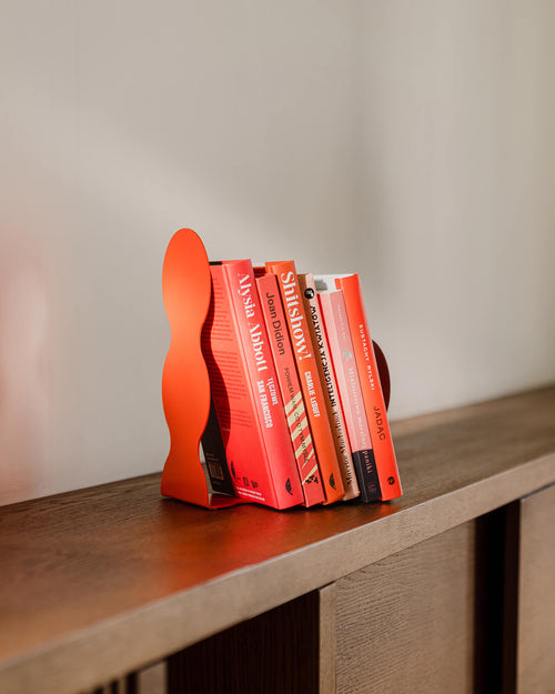 Fala Bookend - metal, red bookend, book stopper for shelf - noo.ma