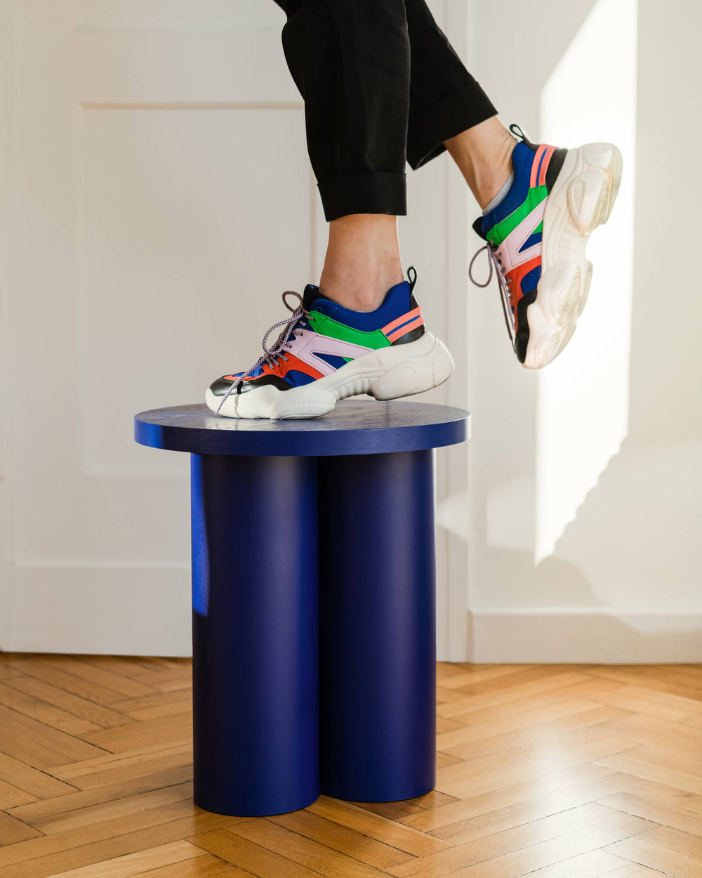 Oly Stool - white, small, round side table for living room - noo.ma